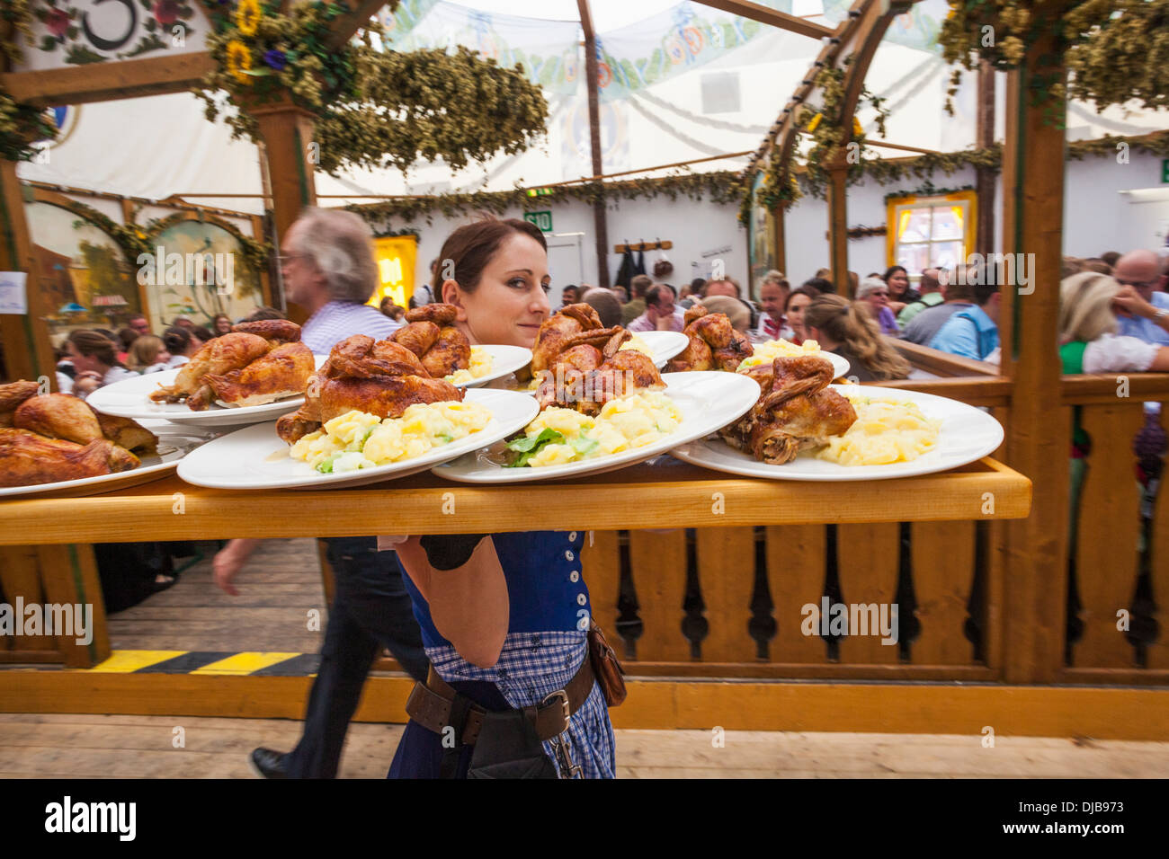 Oktoberfest kellnerin -Fotos und -Bildmaterial in hoher Auflösung – Alamy