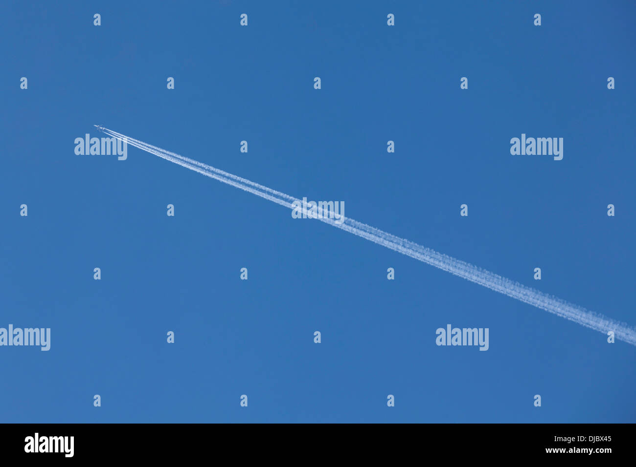 Fliegende Schallmauer auf den blauen Himmel, weiße Linien hinterlassen ...