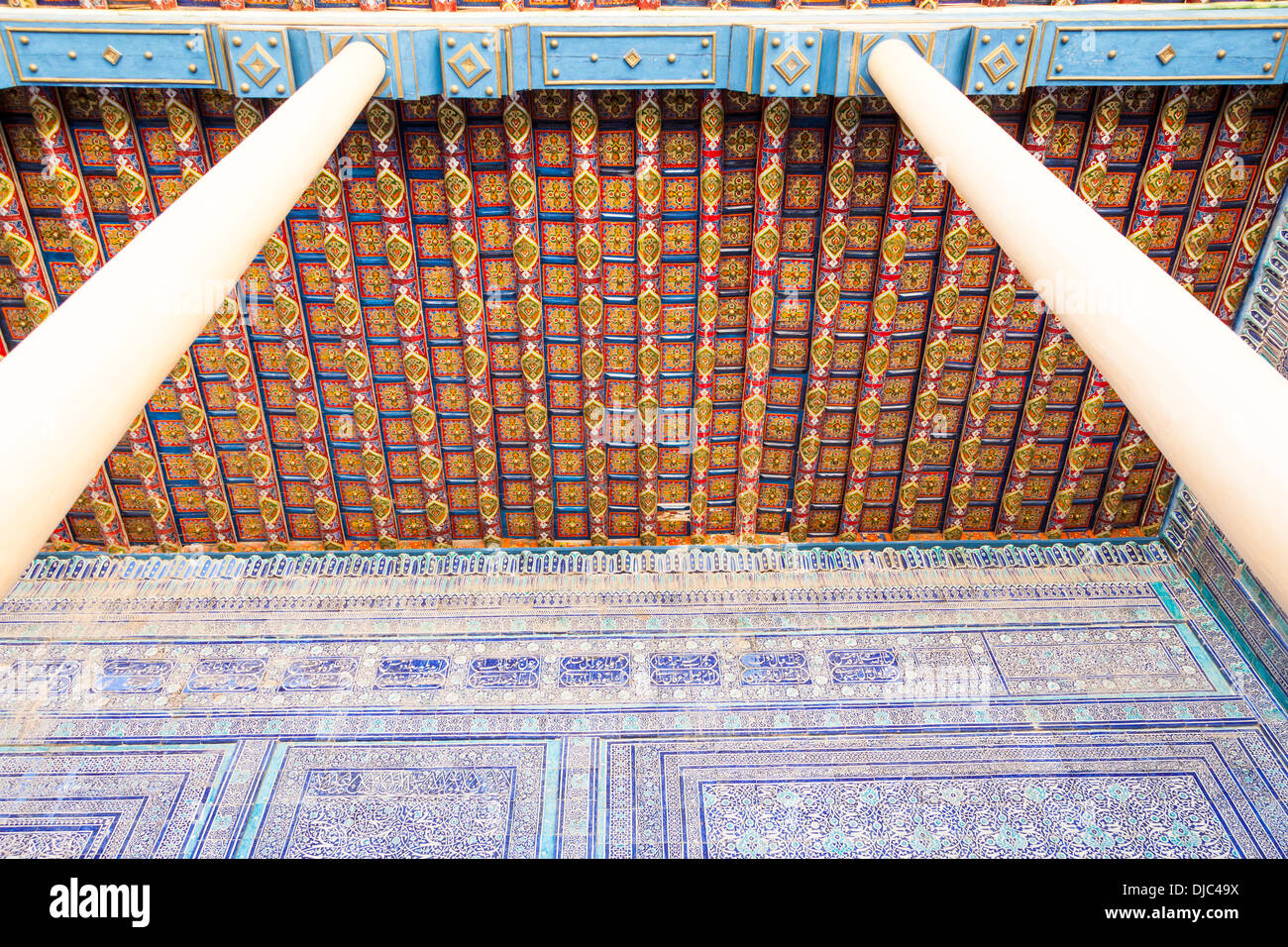 Dekorative Decke und Wand der Moschee in Kunja Arche, auch bekannt als ...