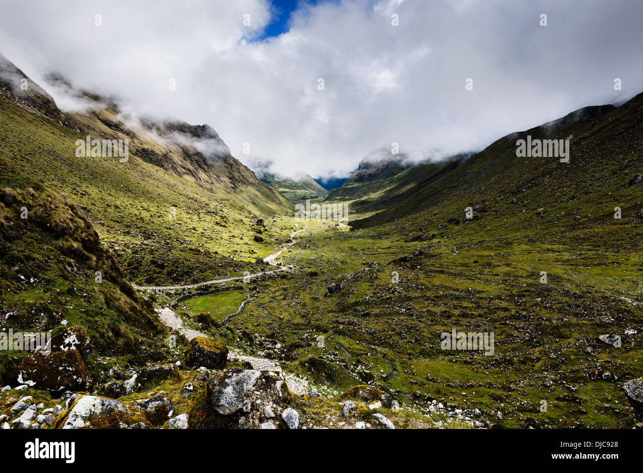 Landschaft aus entlang der Route des Salkantay Trek in der Region von ...