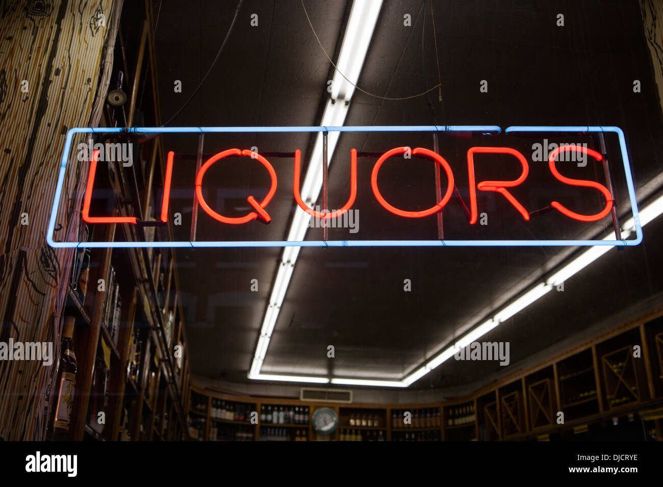 Liquor store neon sign new -Fotos und -Bildmaterial in hoher Auflösung ...