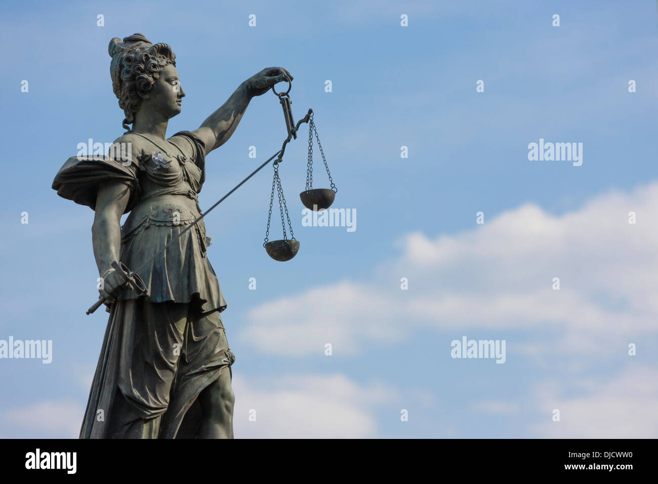 Scale of justice shadow -Fotos und -Bildmaterial in hoher Auflösung – Alamy