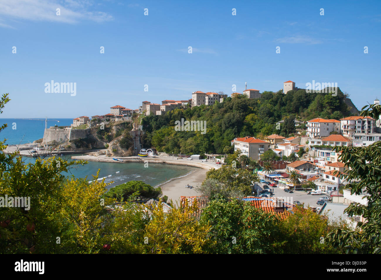 Stari Grad (alte Stadt) und Mala Plaza (kleiner Strand) in Ulcinj ...
