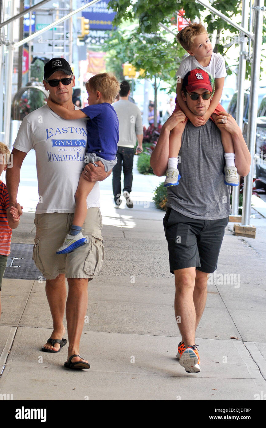 Matt bomer partner simon halls -Fotos und -Bildmaterial in hoher ...