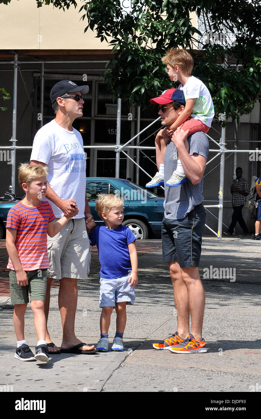 Simon Halls, Matt Bomer und Söhne Kit, Walker und Henry Matt Bomer und ...