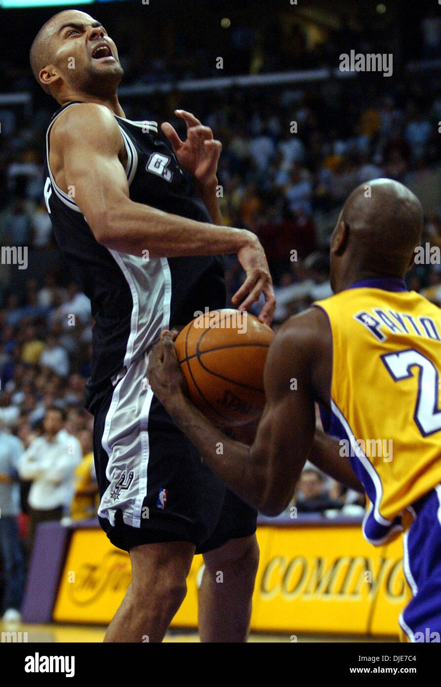11. Mai 2004; Los Angeles, Kalifornien, USA; Spurs TONY PARKER wird der ...