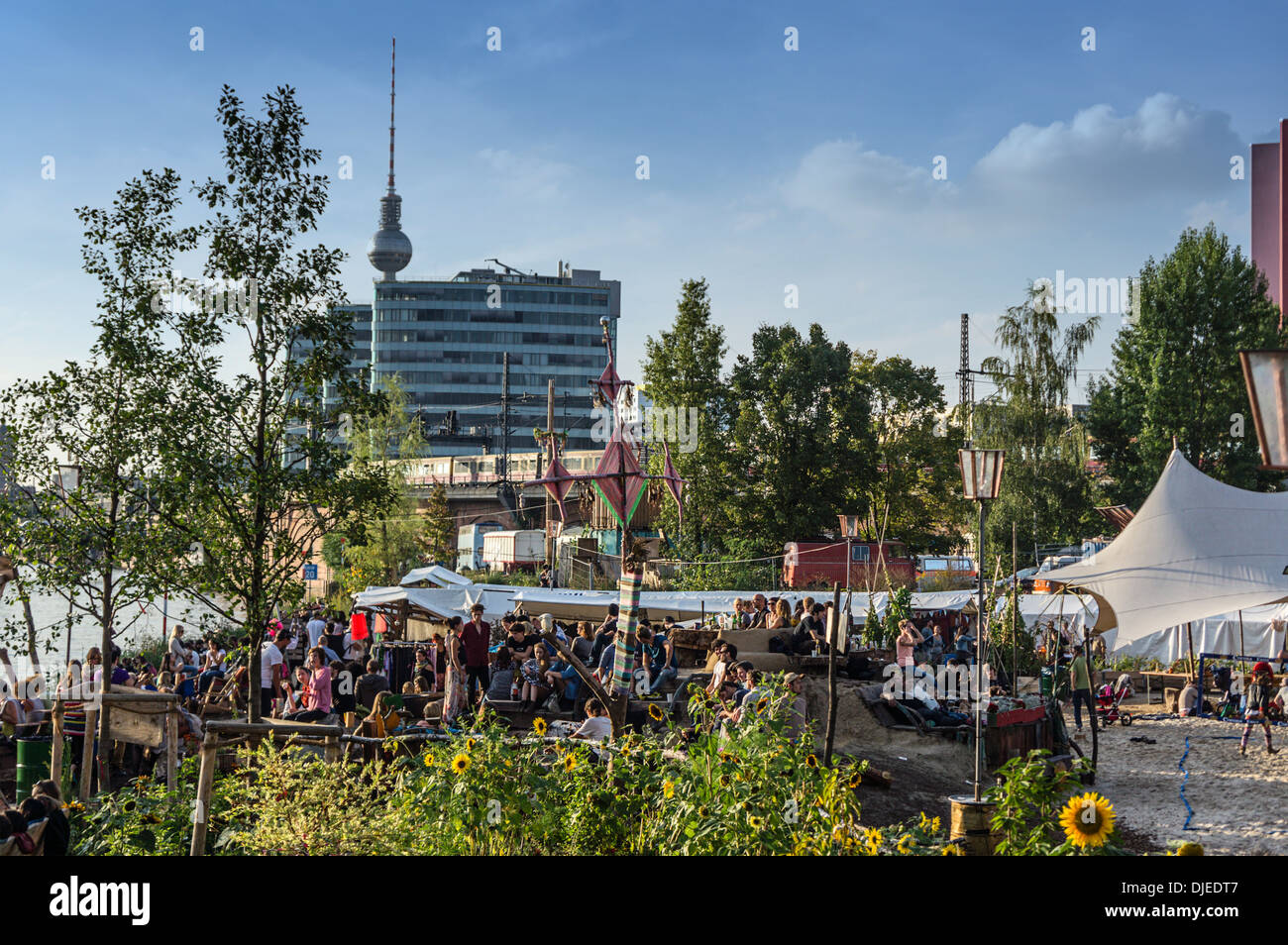 Beach bar berlin -Fotos und -Bildmaterial in hoher Auflösung – Alamy