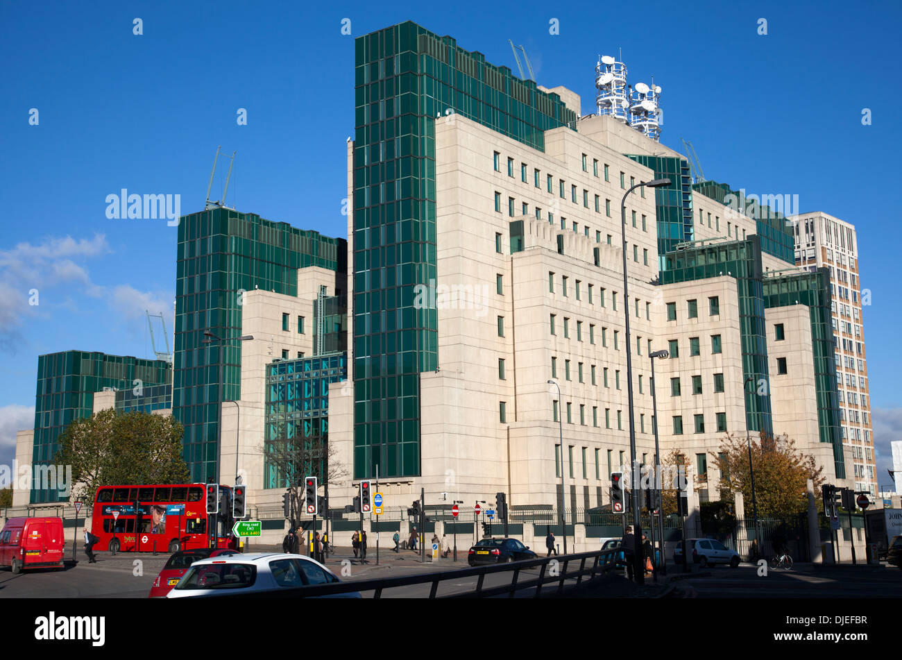 Mi6 building bus -Fotos und -Bildmaterial in hoher Auflösung – Alamy