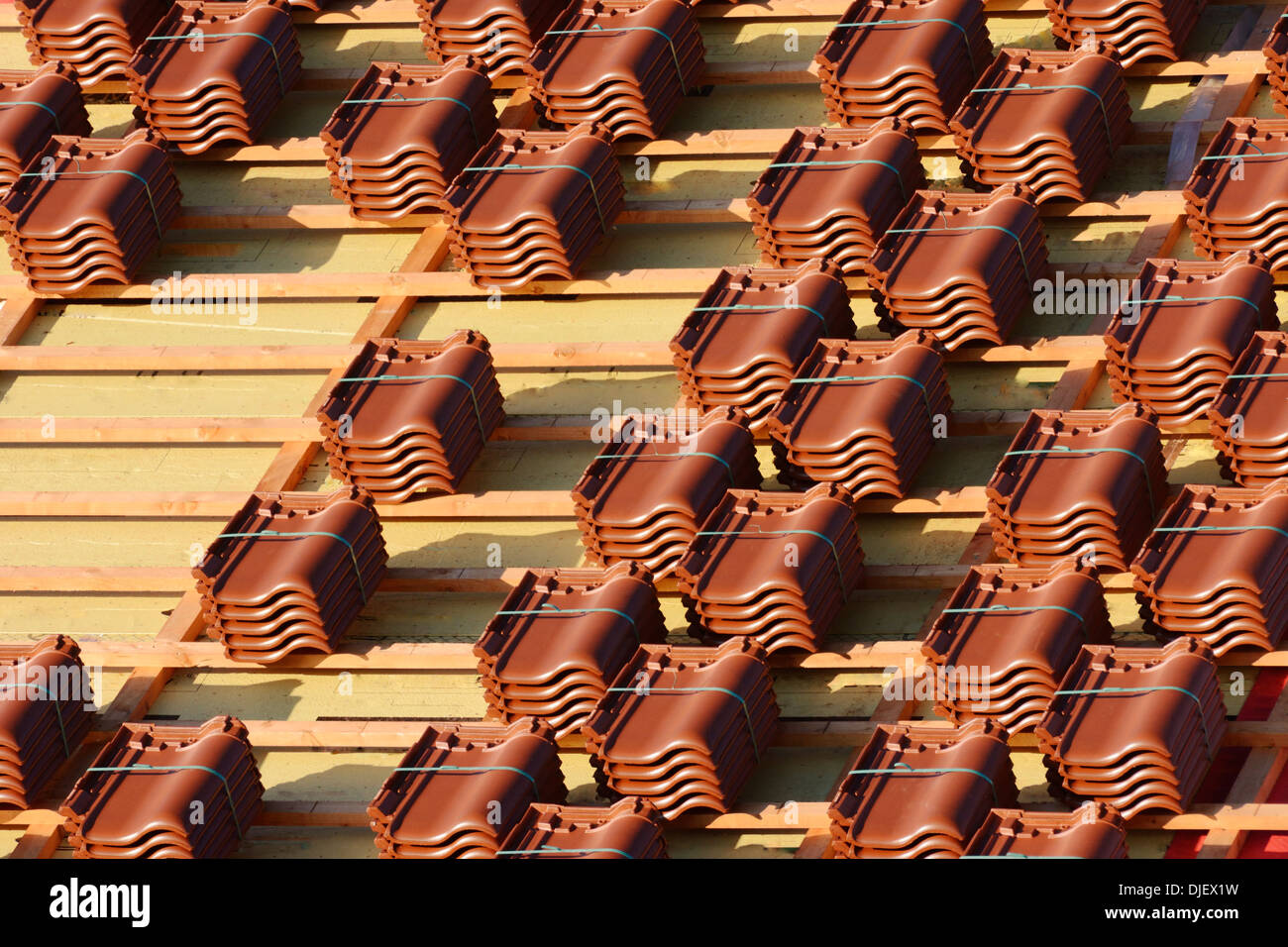 Renovierung von einem Hausdach mit Stapeln von Dachziegeln ...