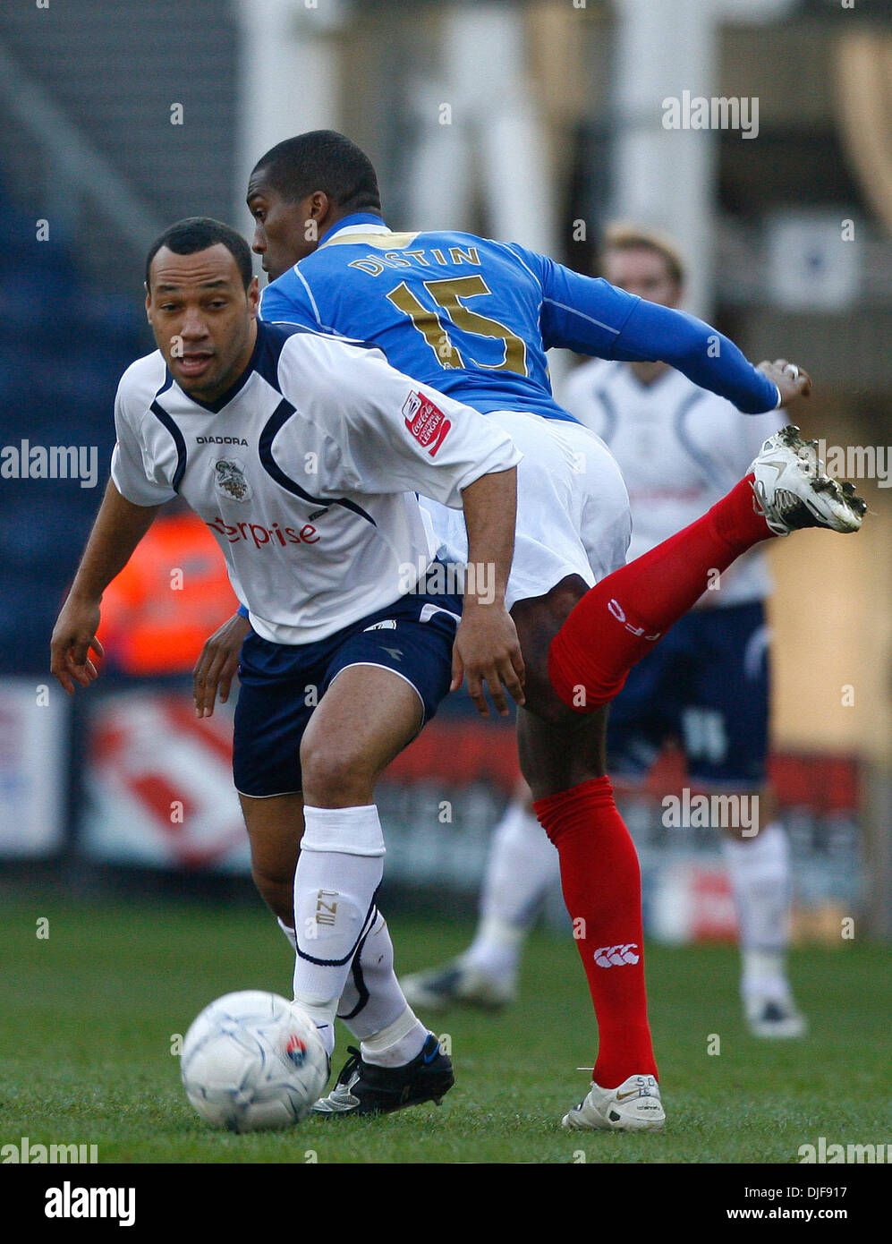 Karl Hawley von Preston North End überspringt vorbei an Sylvain Distin ...