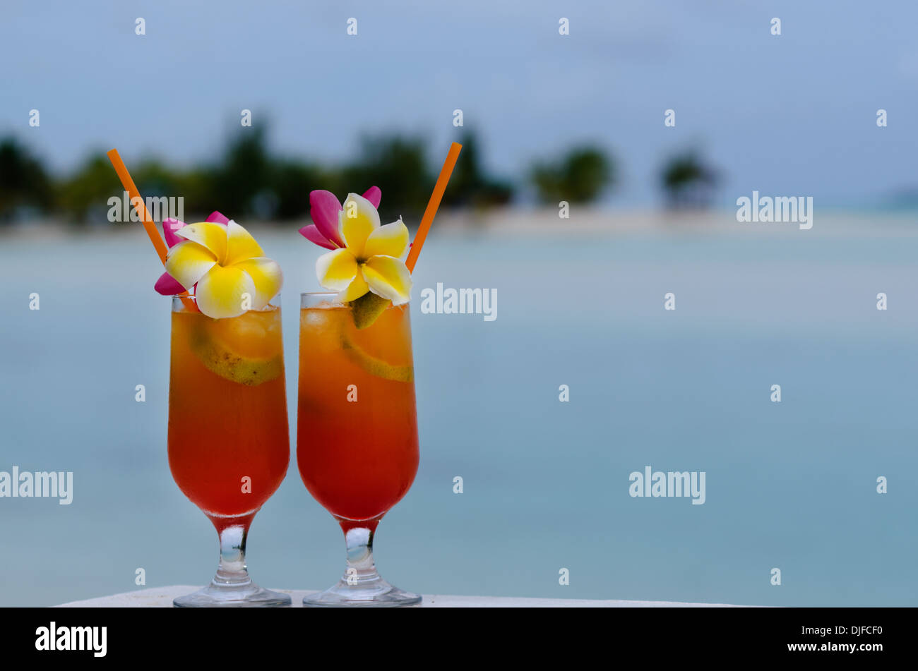 Tropische Cocktails serviert im Freien auf der Pazifik-Insel-Resort mit ...