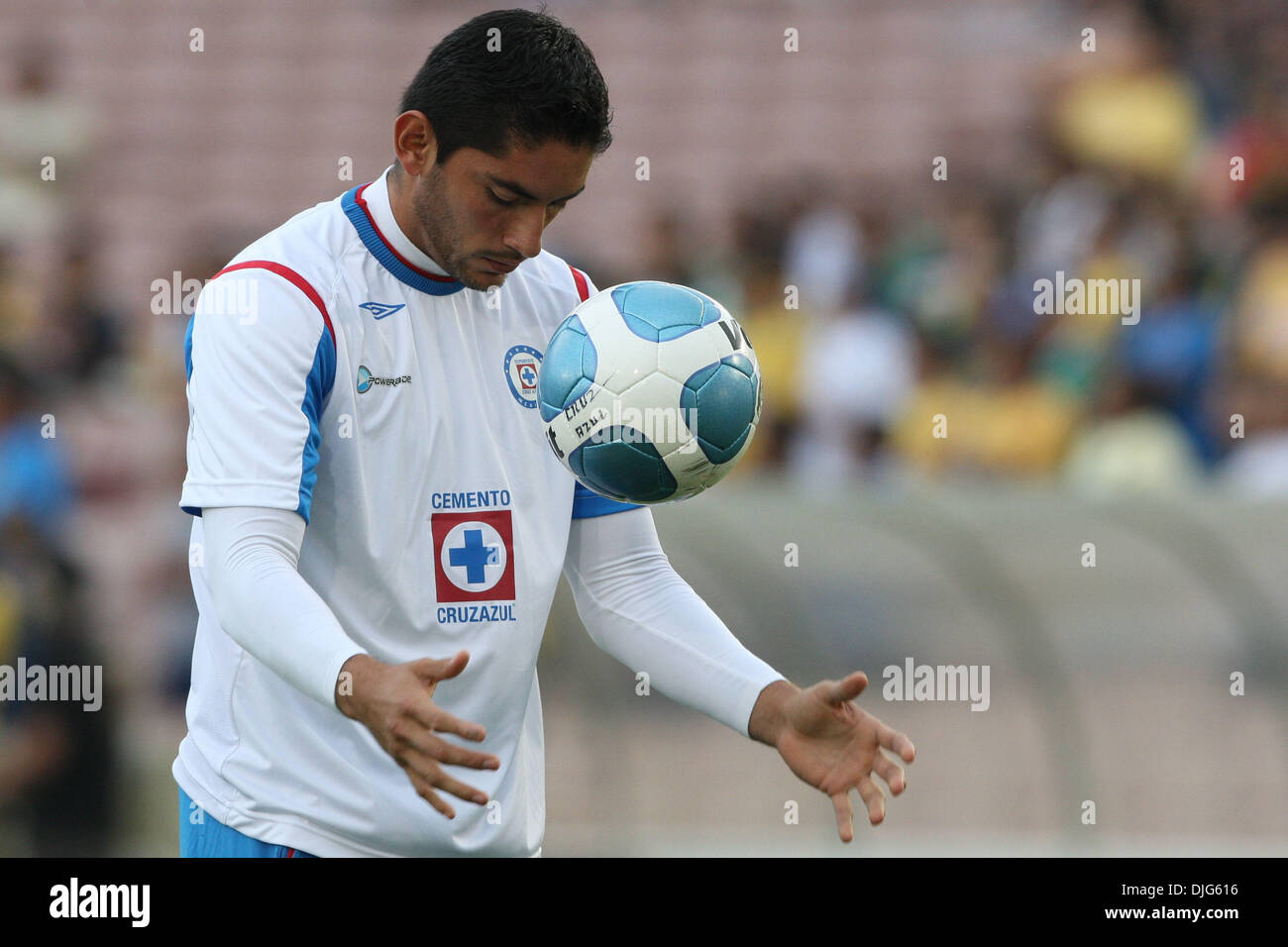 10. Juli 2010: Cruz Azul GK #1 Jesus Corona hilft seinen Teamkollegen ...