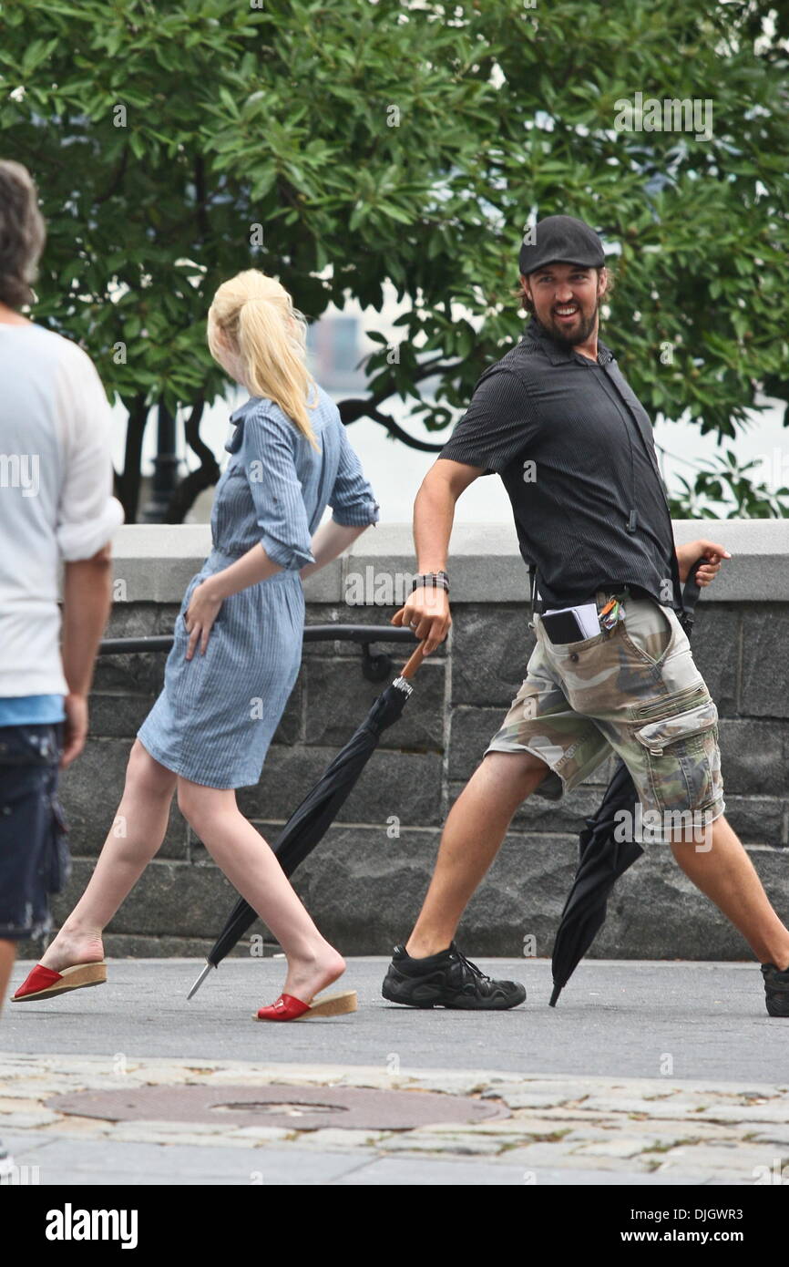 Dakota Fanning Witze rund um mit der Produktionscrew zwischen nimmt ...