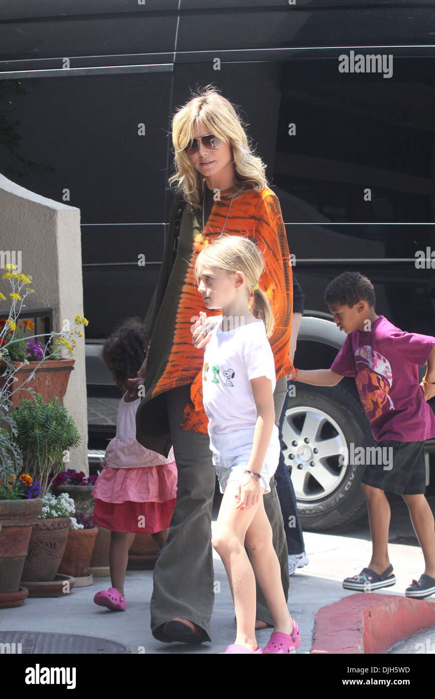 Heidi Klum nimmt ihren Töchtern Leni Samuel und Lou Sulola Samuel von ...