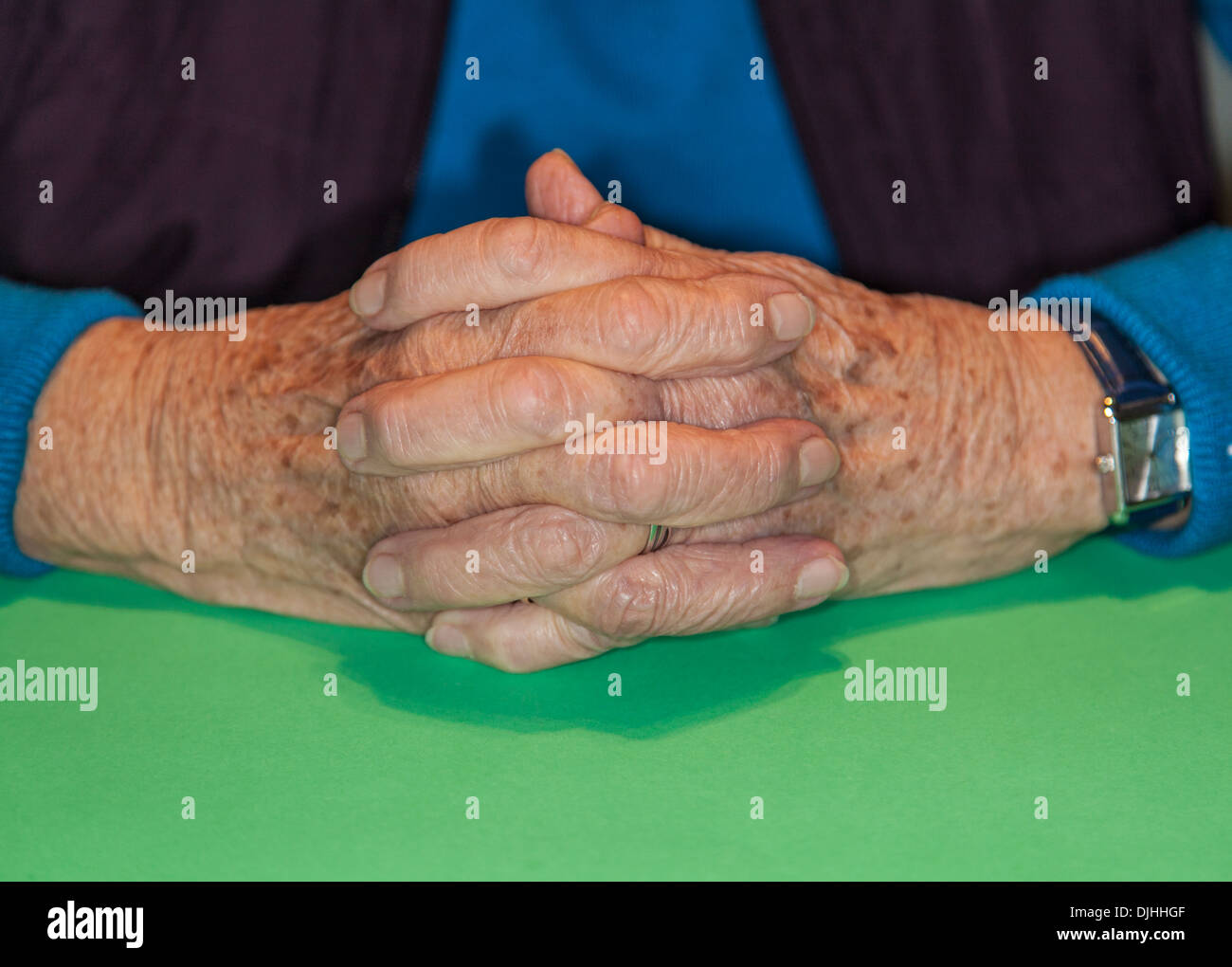 Rentner beten -Fotos und -Bildmaterial in hoher Auflösung – Alamy