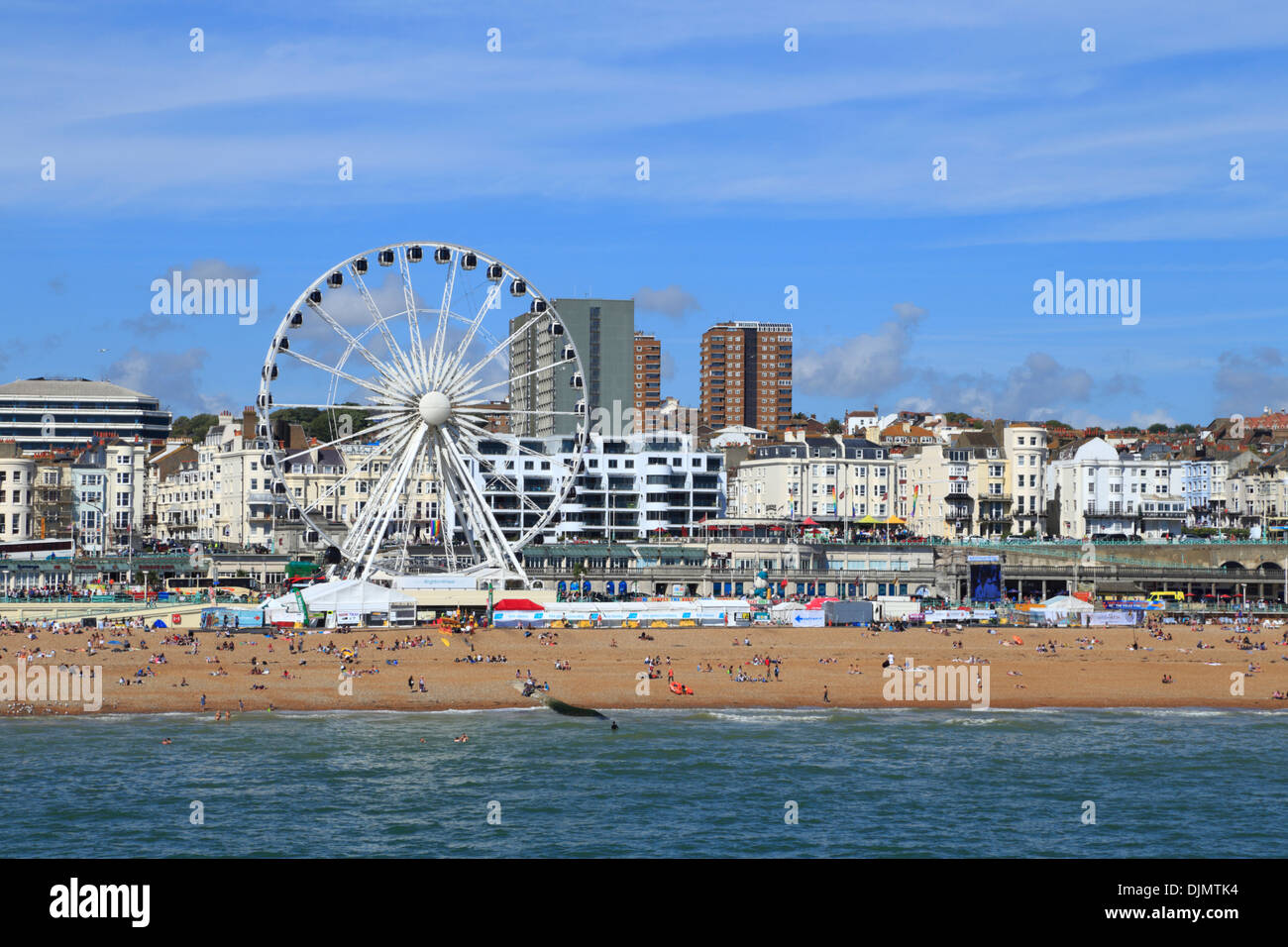 Brighton crowded beach -Fotos und -Bildmaterial in hoher Auflösung – Alamy