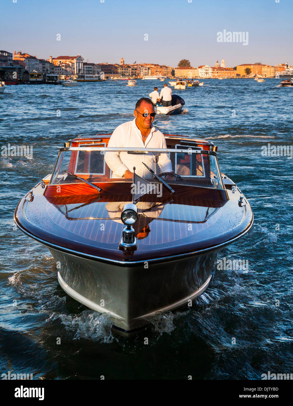 Kleines schnellboot -Fotos und -Bildmaterial in hoher Auflösung – Alamy