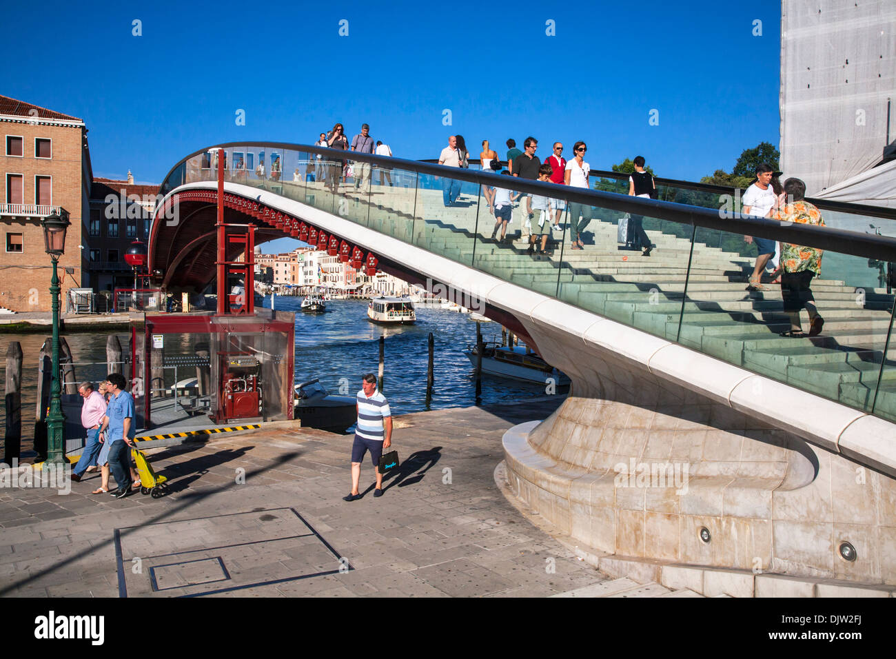 Die Ponte della Costituzione (Ponte di Calatrava) neue Brücke über den ...
