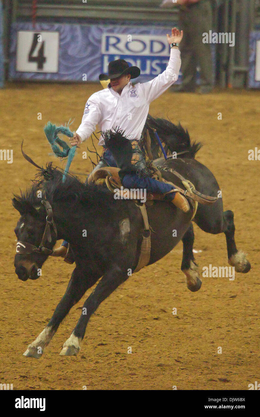 4. März 2010: Isaac Diaz von Stephenville, Texas reitet Sattel Bronc ...