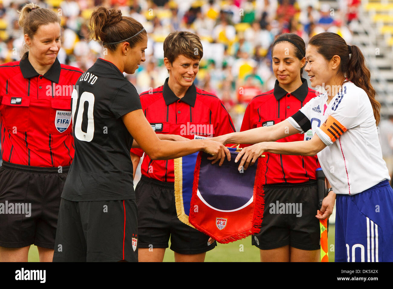 Schiedsrichter und vierter offizieller kari seitz -Fotos und ...