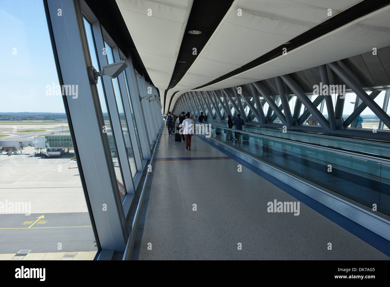 Gatwick airport bridge -Fotos und -Bildmaterial in hoher Auflösung – Alamy