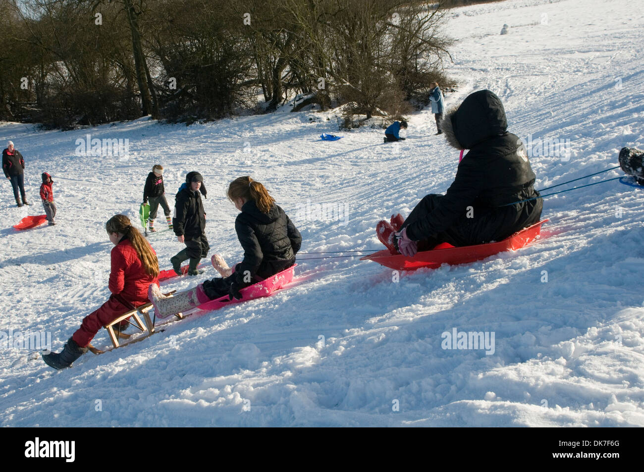 Menschen mit schlitten -Fotos und -Bildmaterial in hoher Auflösung – Alamy