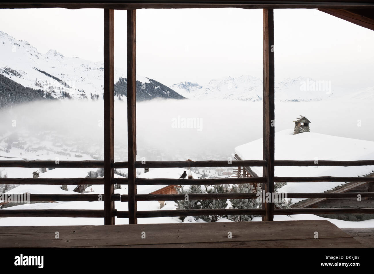Balkon des schweizer chalets -Fotos und -Bildmaterial in hoher Auflösung – Alamy