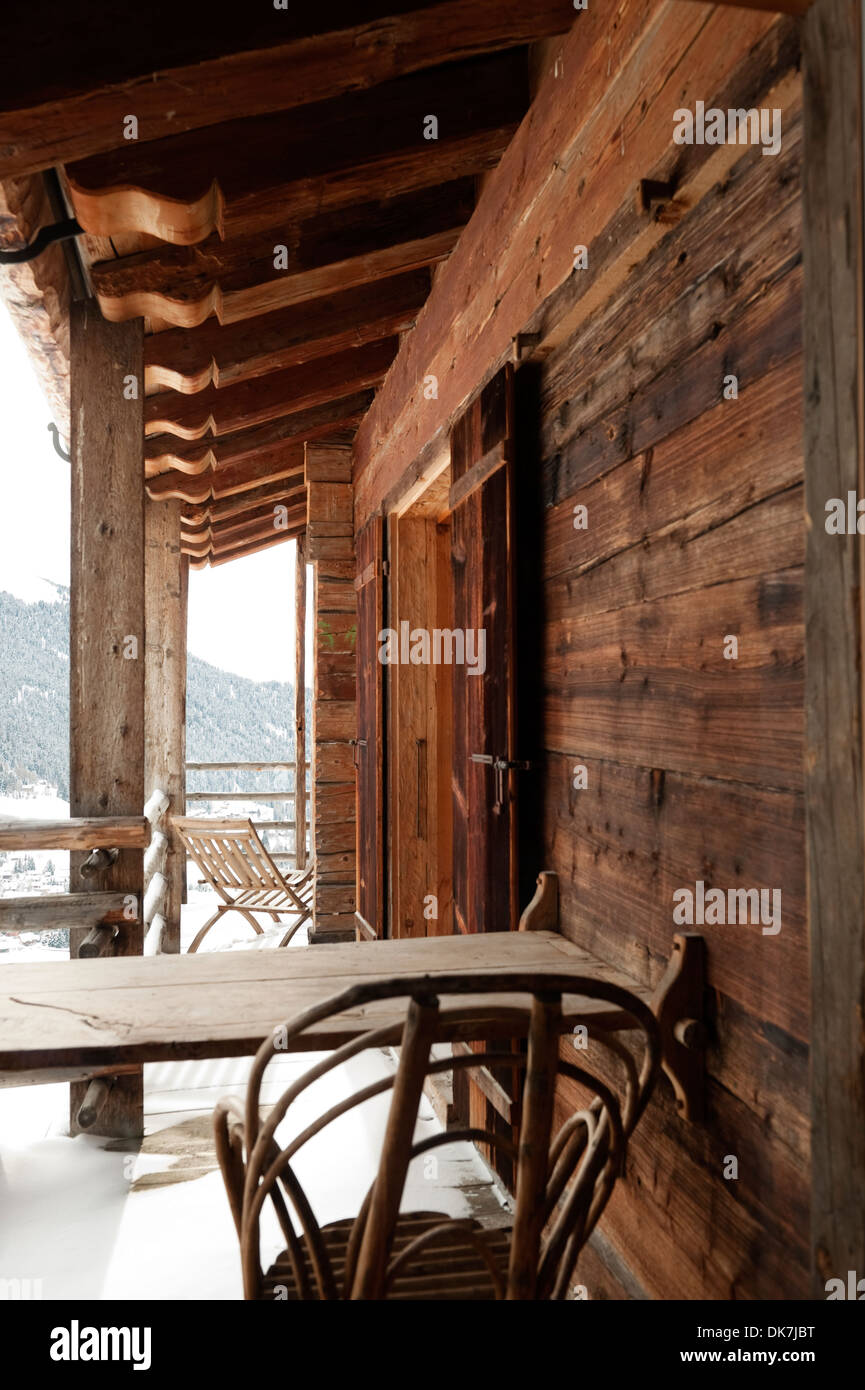 Fensterladen schweizer chalet -Fotos und -Bildmaterial in hoher Auflösung – Alamy