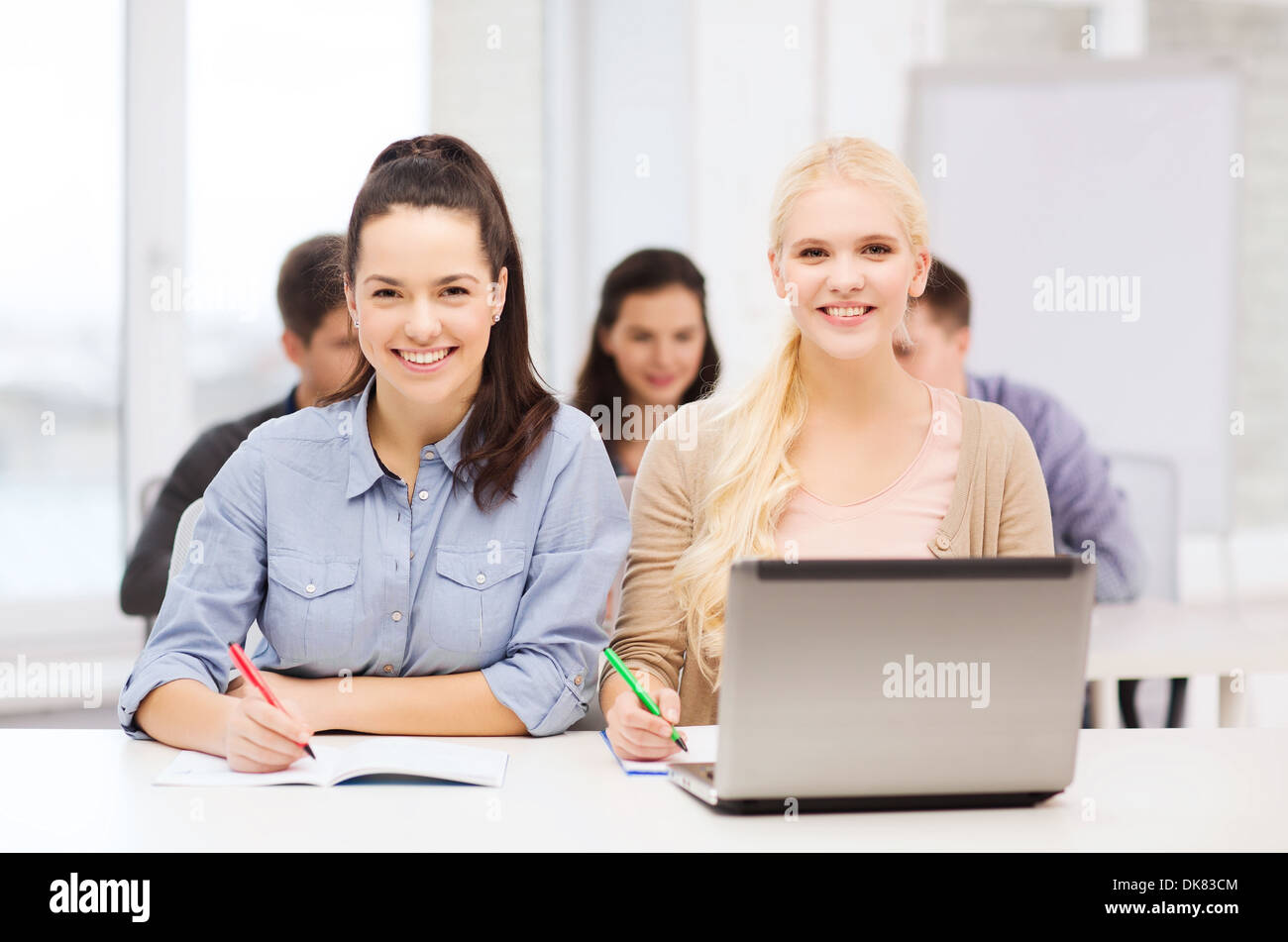 Schüler mit Laptops und Notebooks in der Schule Stockfotografie - Alamy