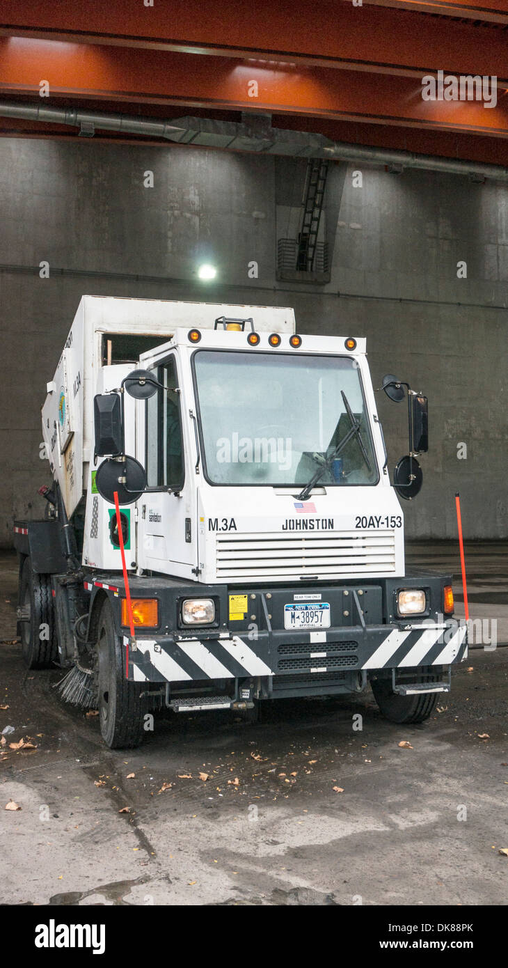 New york city garbage truck -Fotos und -Bildmaterial in hoher Auflösung ...