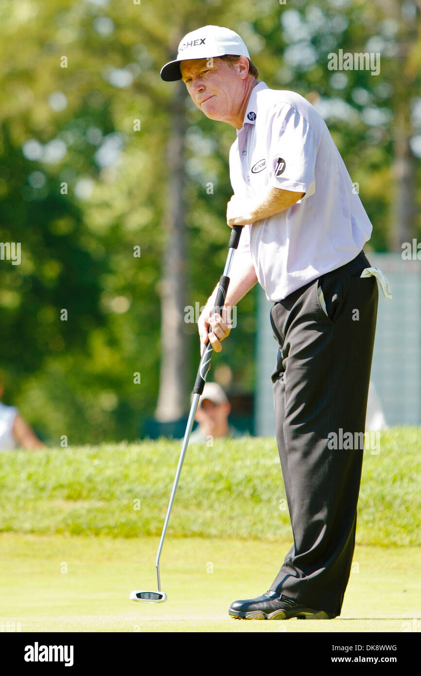 31. Juli 2011 - Toledo, Ohio, USA - Uhren Jeff Sluman seinen Putt den ...