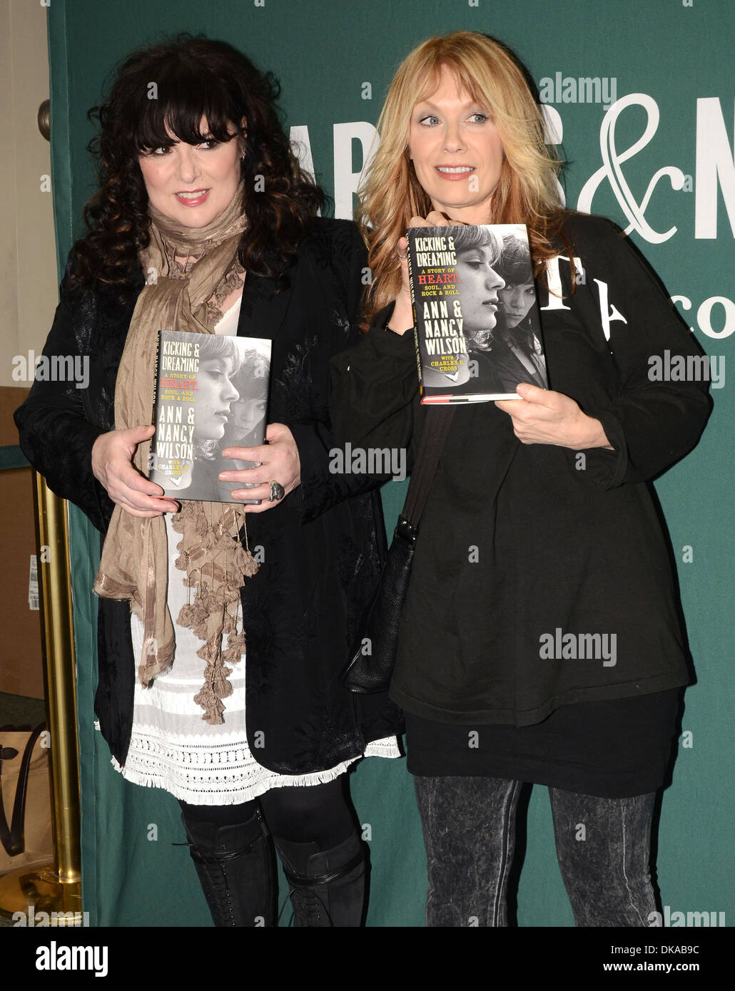 Ann und Nancy Wilson Ann und Nancy Wilson Exemplare ihres neuen Buches ...