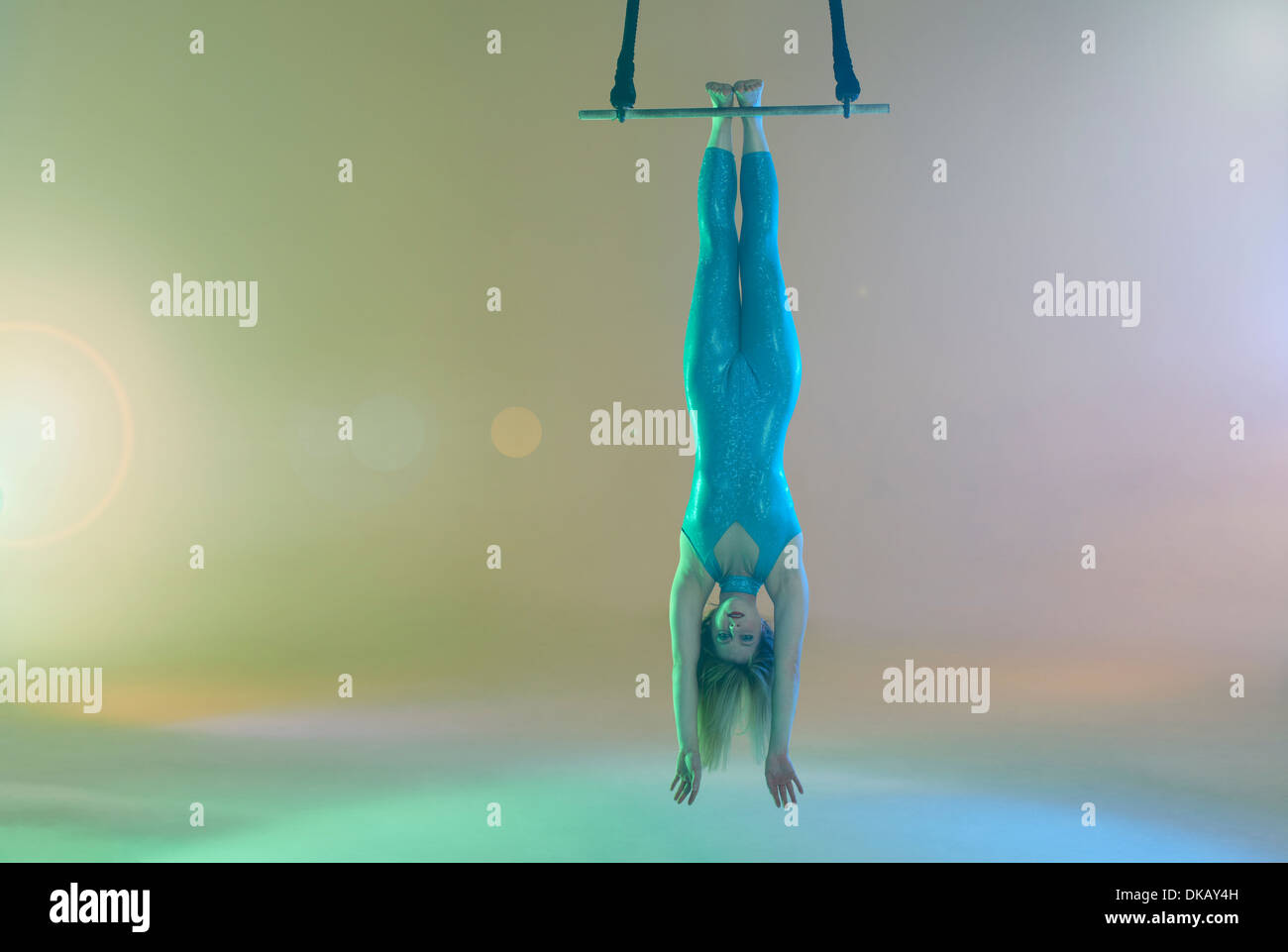 Female trapeze artist -Fotos und -Bildmaterial in hoher Auflösung – Alamy