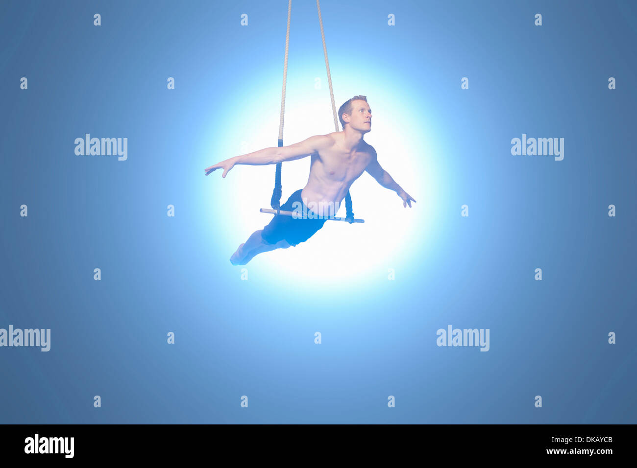 Trapeze artist balancing on trapeze -Fotos und -Bildmaterial in hoher Auflösung – Alamy