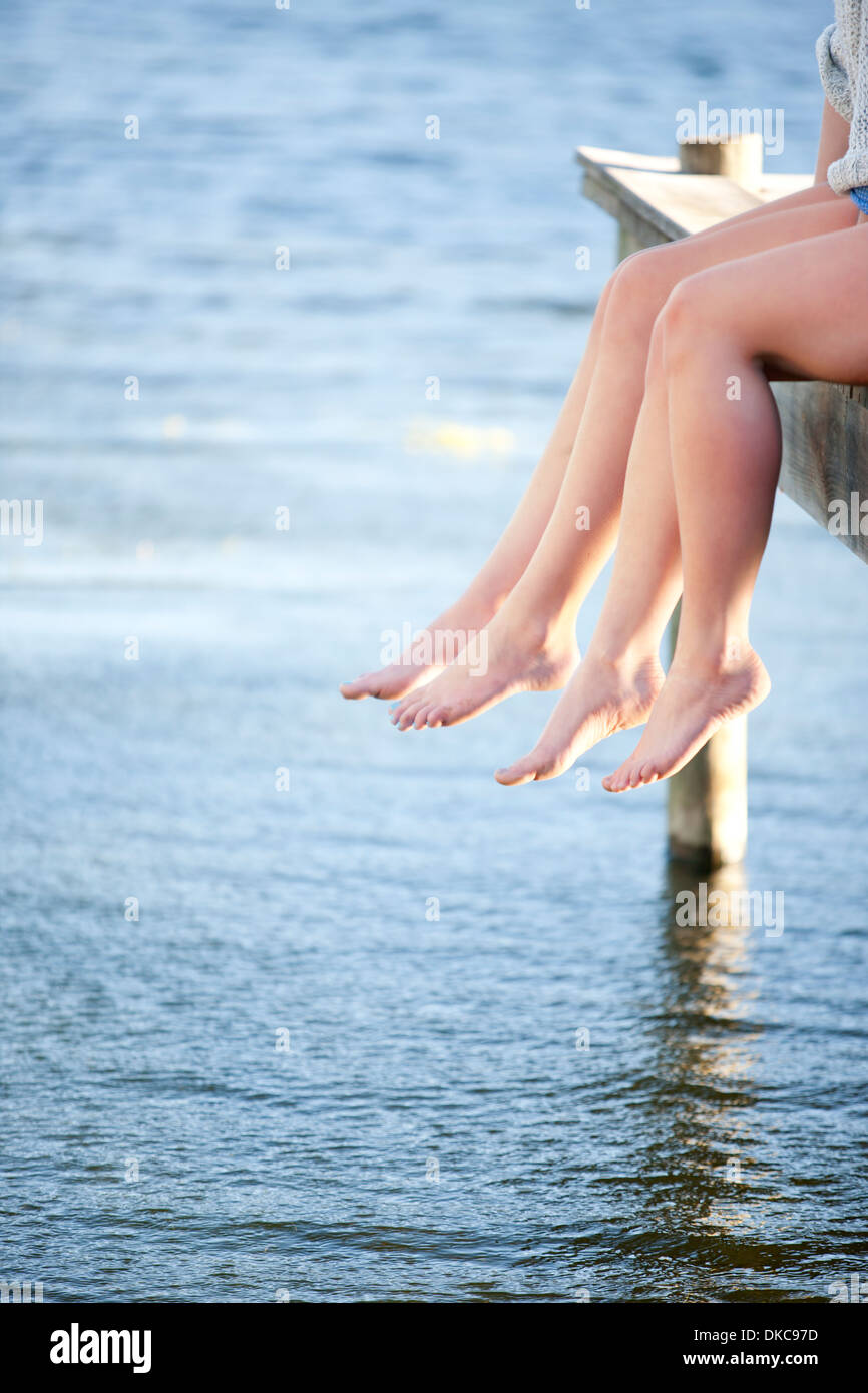 Beine baumeln frau -Fotos und -Bildmaterial in hoher Auflösung – Alamy