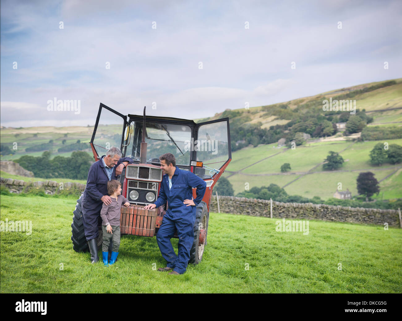 Traktor im feld -Fotos und -Bildmaterial in hoher Auflösung – Alamy