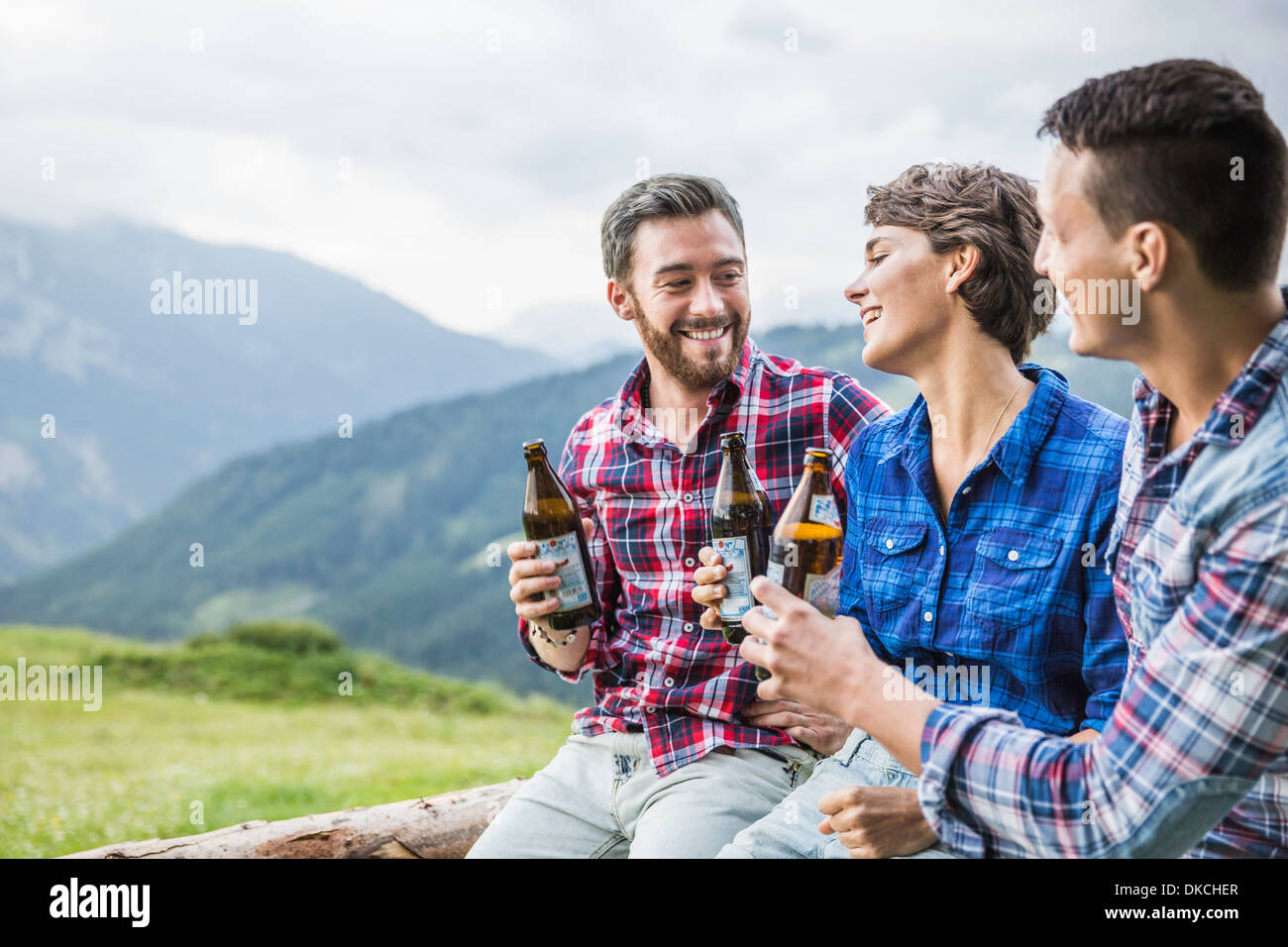 Junge Frau Trinkt Bier Stockfotos und -bilder Kaufen - Alamy