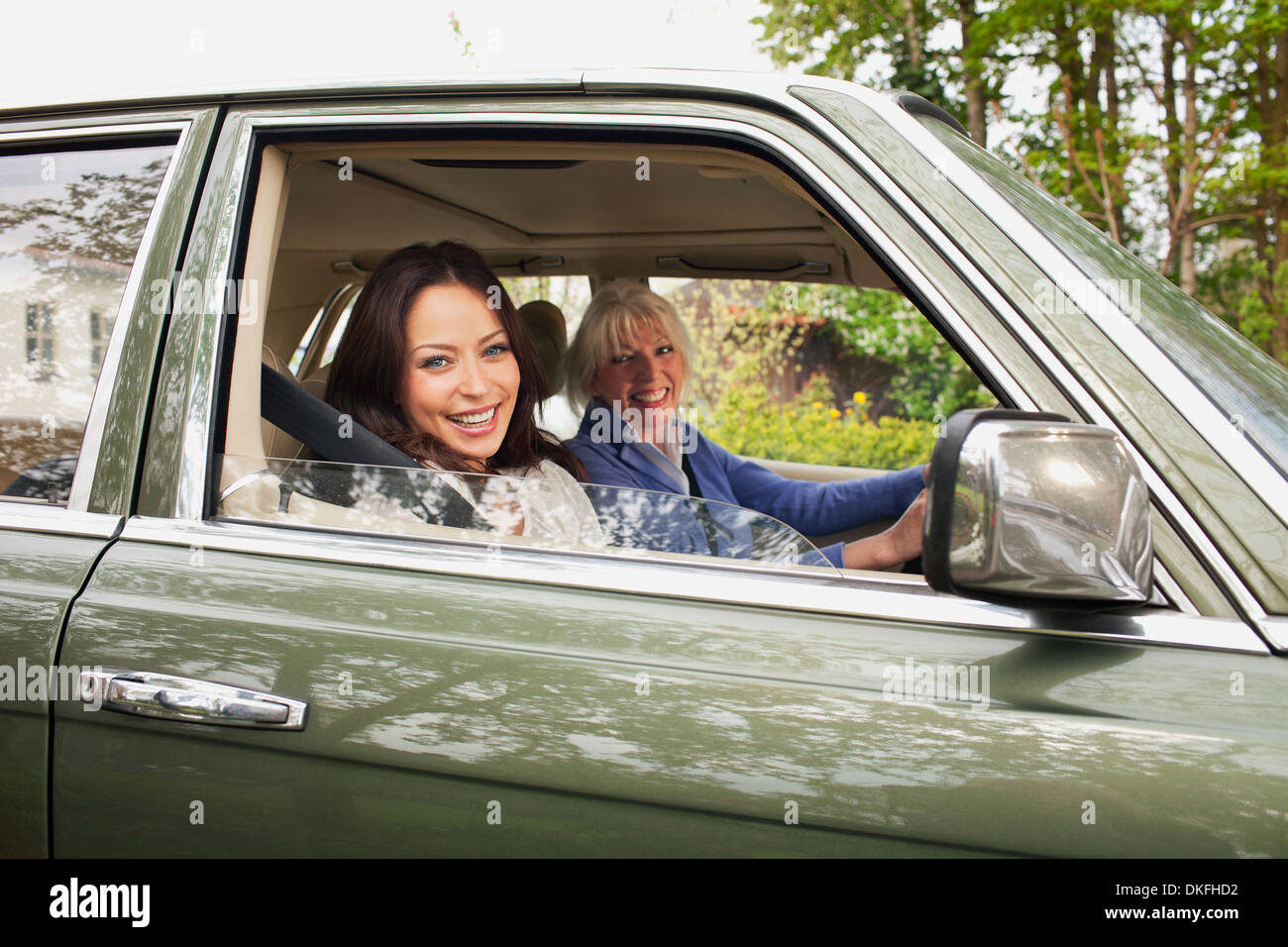 Mutter junge tochter auto -Fotos und -Bildmaterial in hoher Auflösung ...