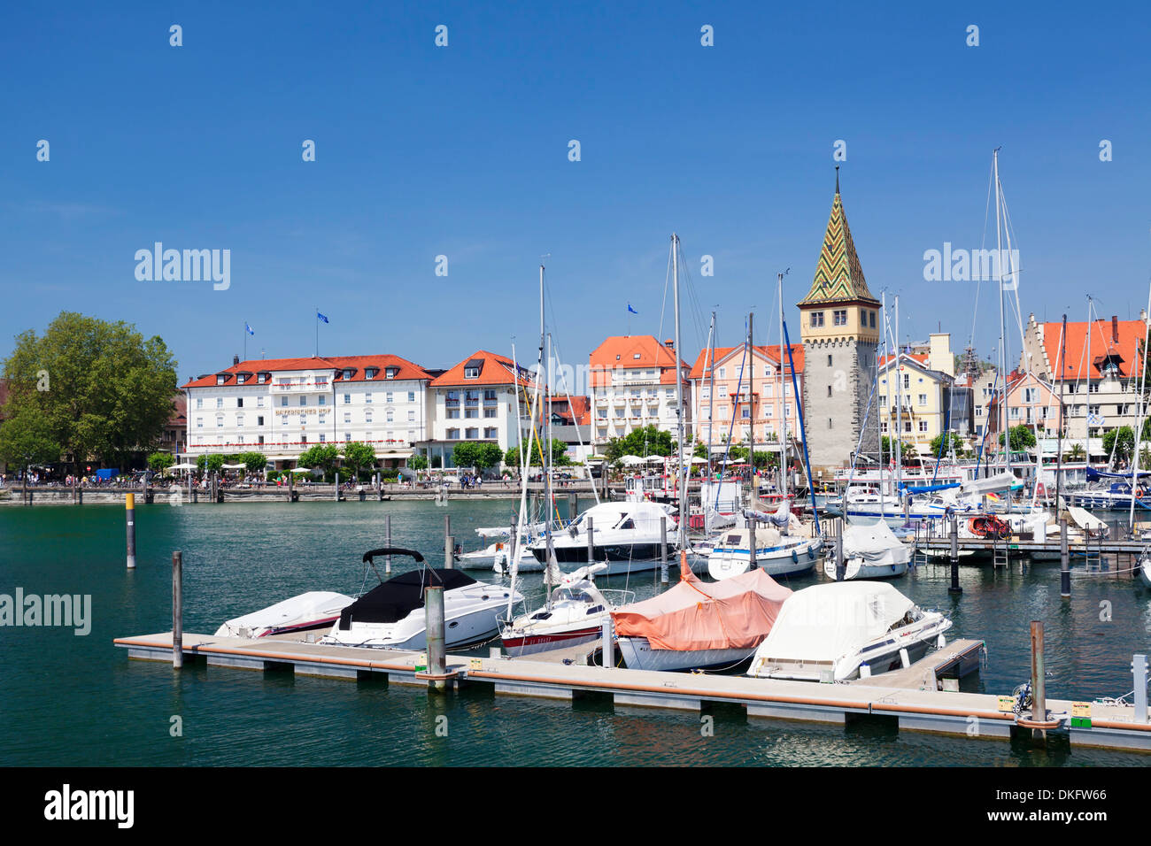 Uferpromenade von der Altstadt mit Mangturm Turm und Hafen, Lindau ...
