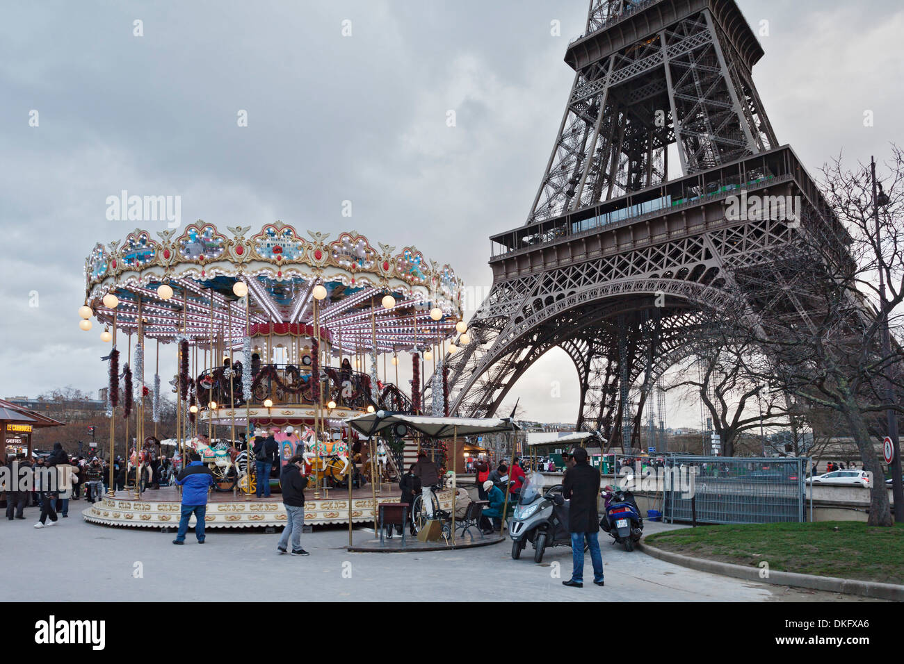 Paris eiffelturm karussell -Fotos und -Bildmaterial in hoher Auflösung ...