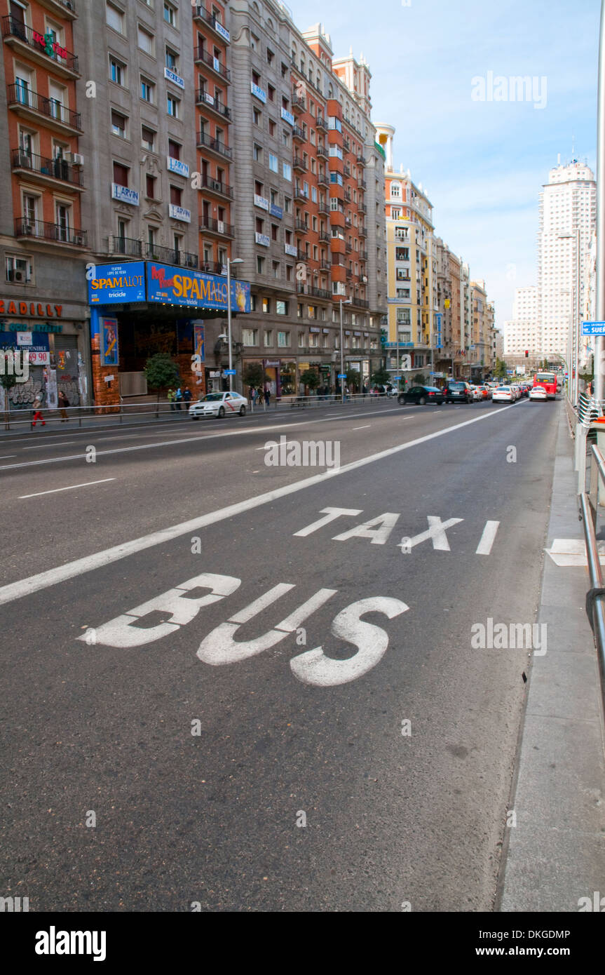 Bus und taxi lane gran via -Fotos und -Bildmaterial in hoher Auflösung ...