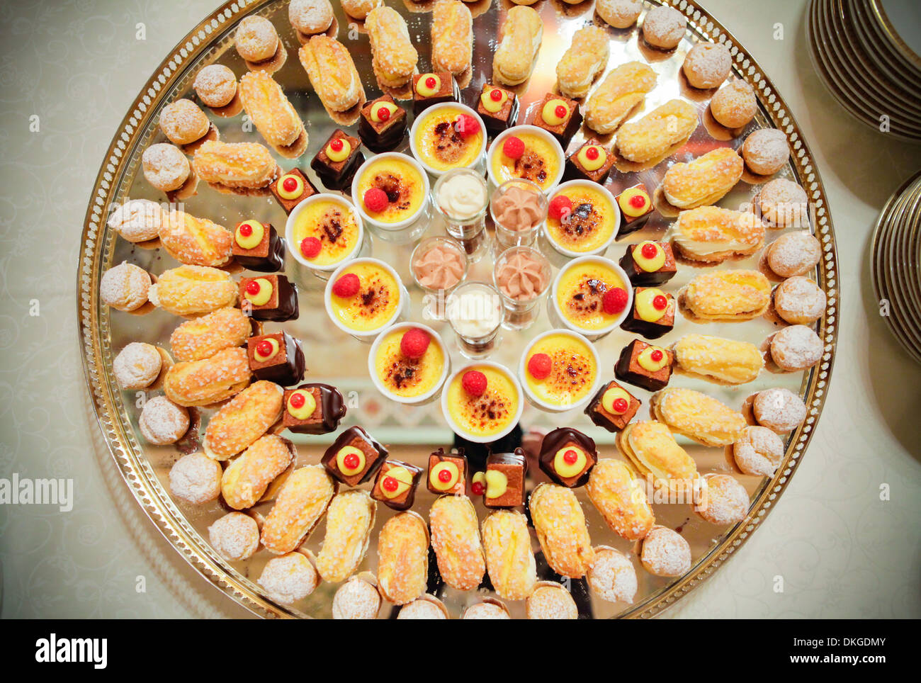 Voller teller buffet essen -Fotos und -Bildmaterial in hoher Auflösung ...