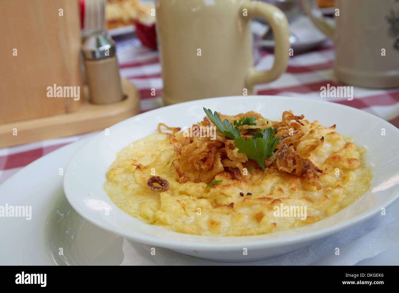 Cheese spaetzle -Fotos und -Bildmaterial in hoher Auflösung – Alamy