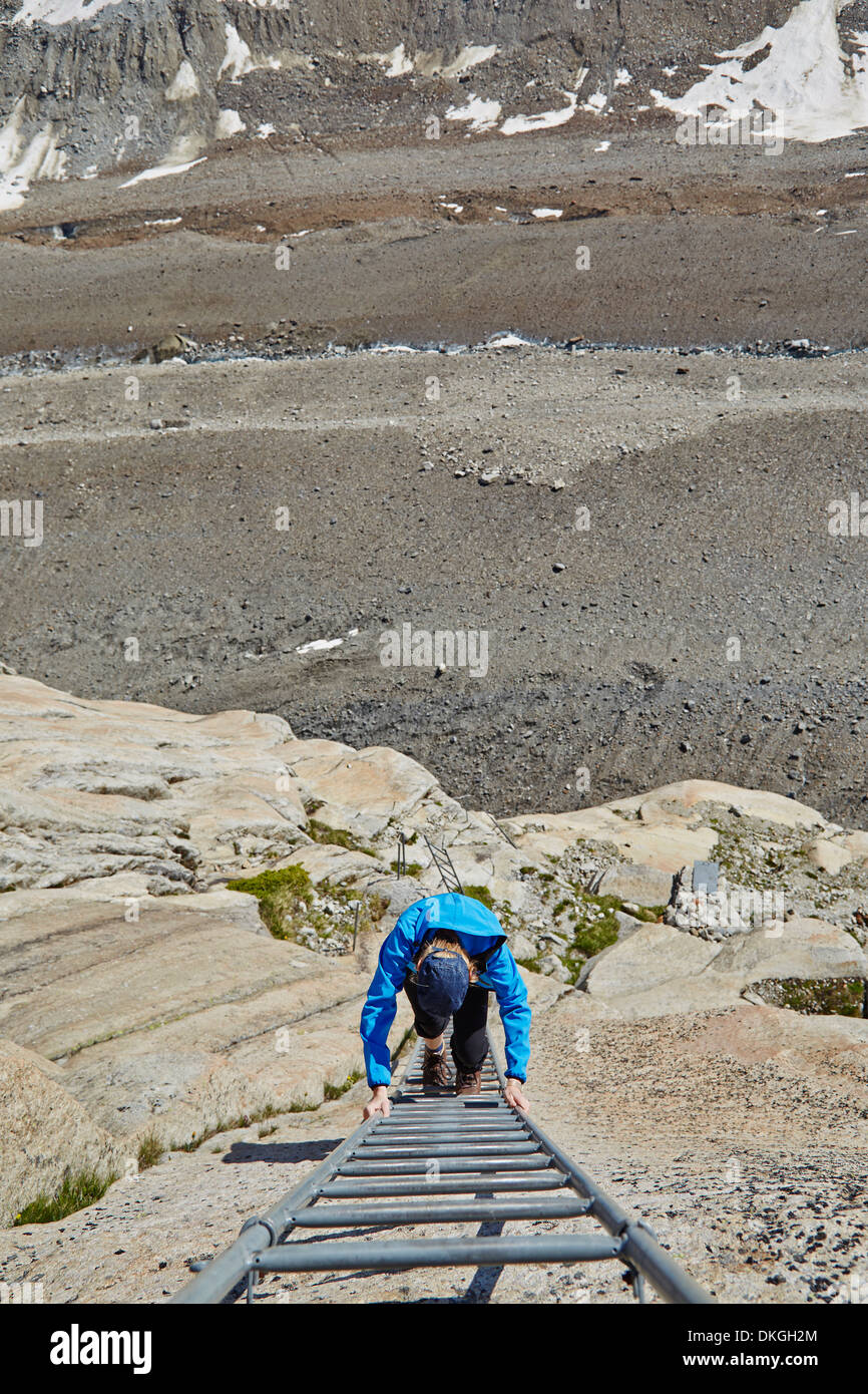 Menschen wandern auf Leiter am Lauteraar Gletscher, Berner Oberland ...