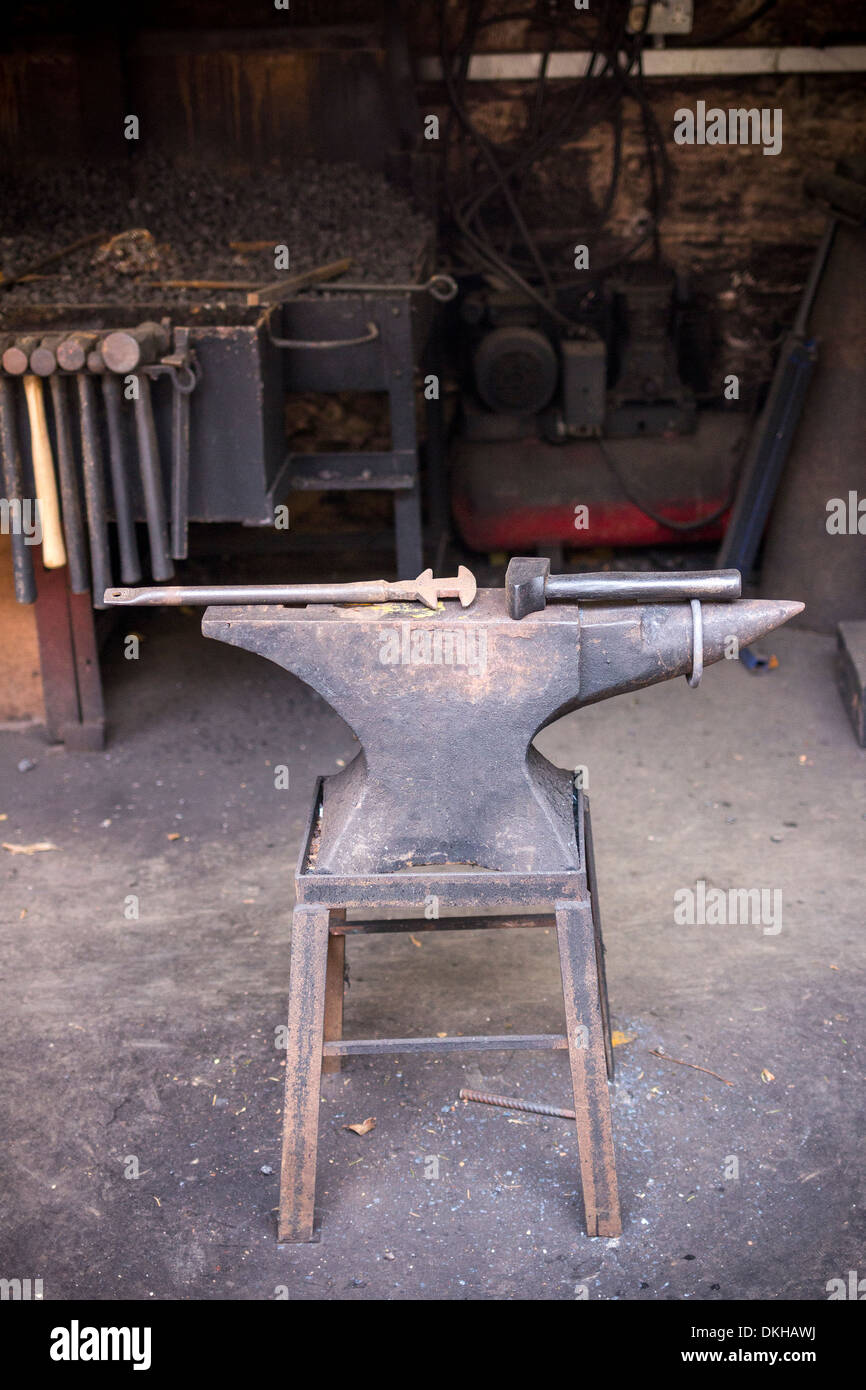 Hammer anvil blacksmith -Fotos und -Bildmaterial in hoher Auflösung – Alamy