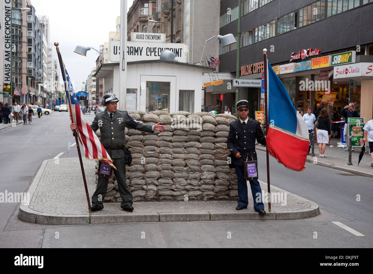 Checkpoint charlie berlin historisch -Fotos und -Bildmaterial in hoher ...