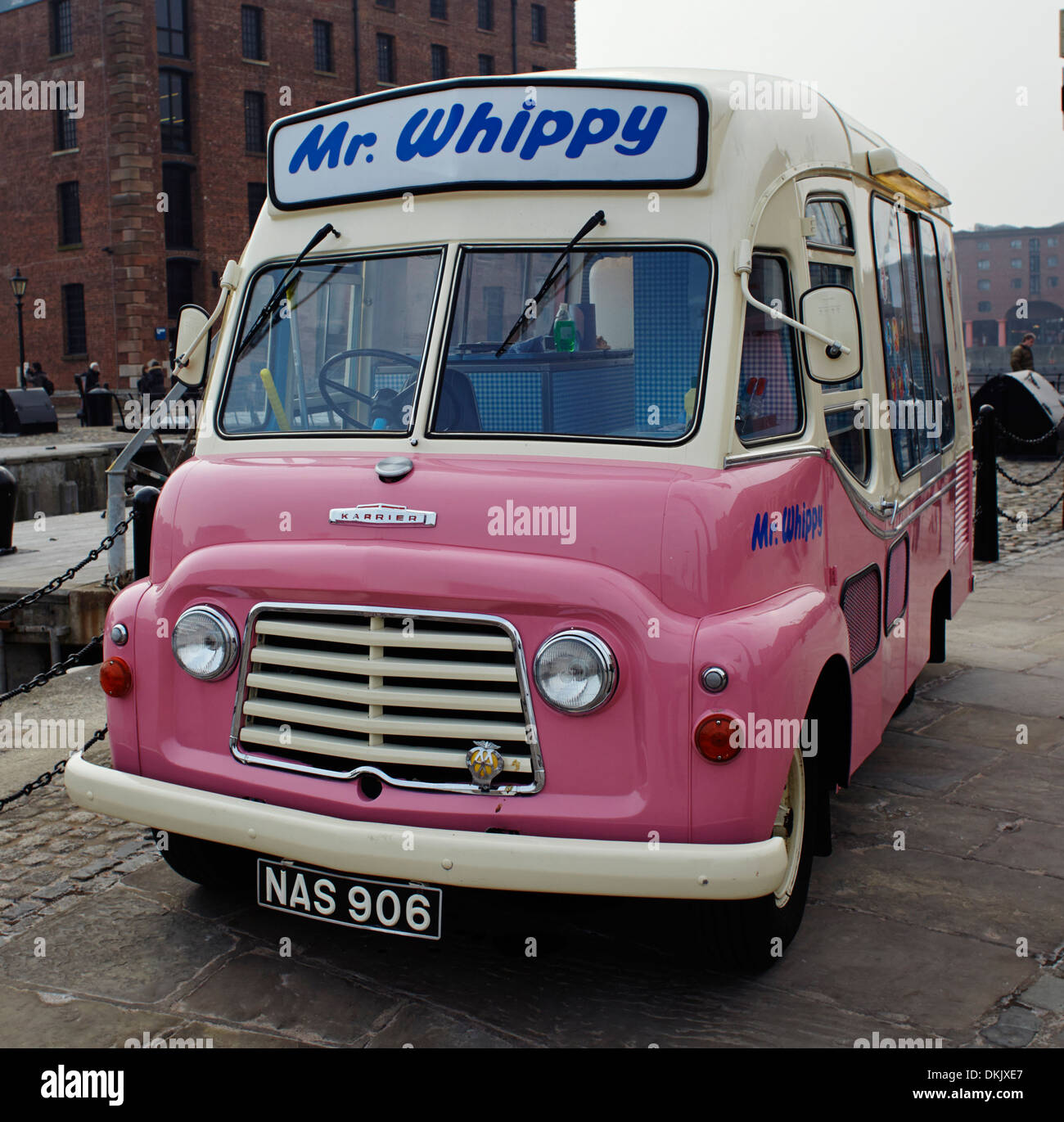 Mr. Whippy traditioneller alter Eiswagen am Albert Dock in Liverpool ...