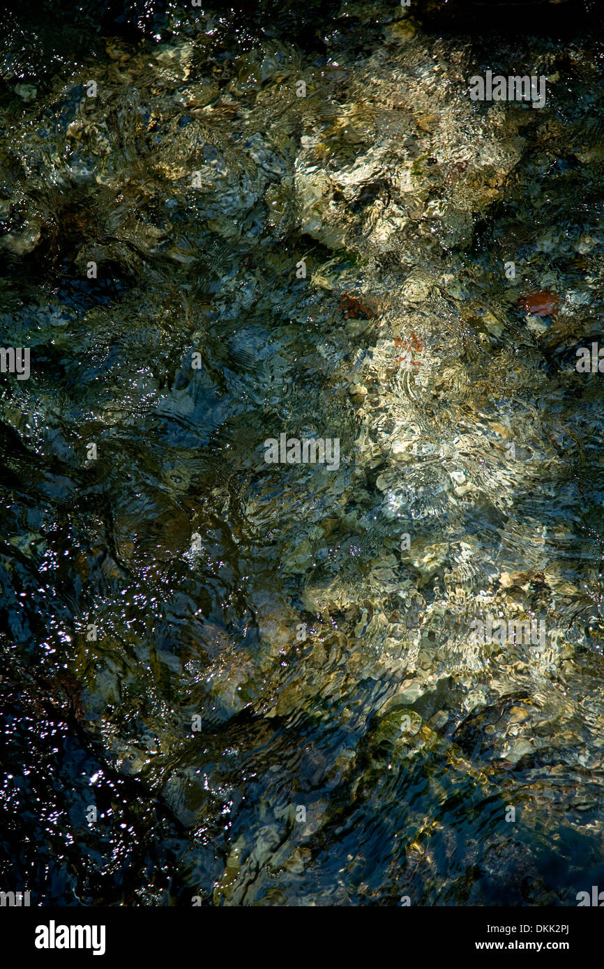 Flusswasser und steine -Fotos und -Bildmaterial in hoher Auflösung – Alamy