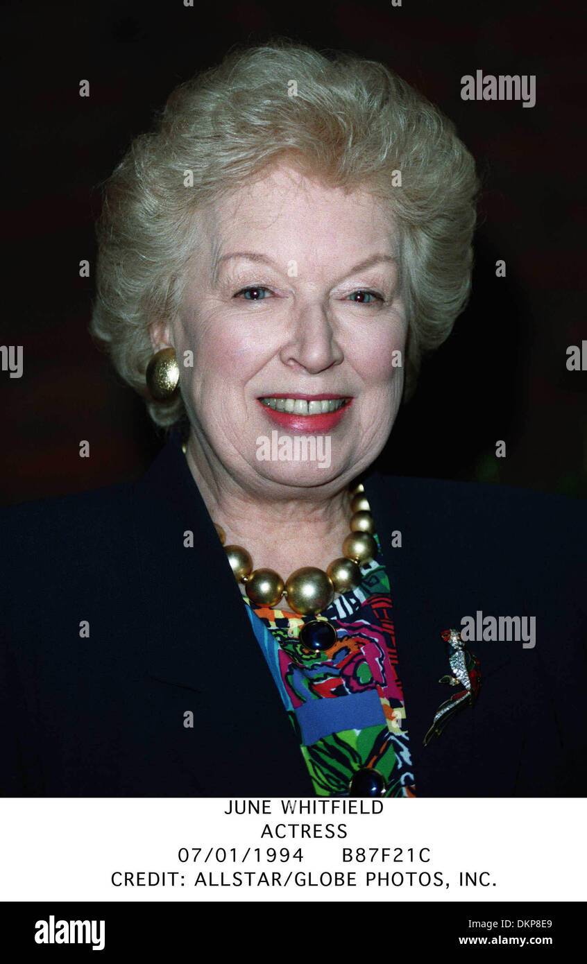 Actress june whitfield -Fotos und -Bildmaterial in hoher Auflösung – Alamy