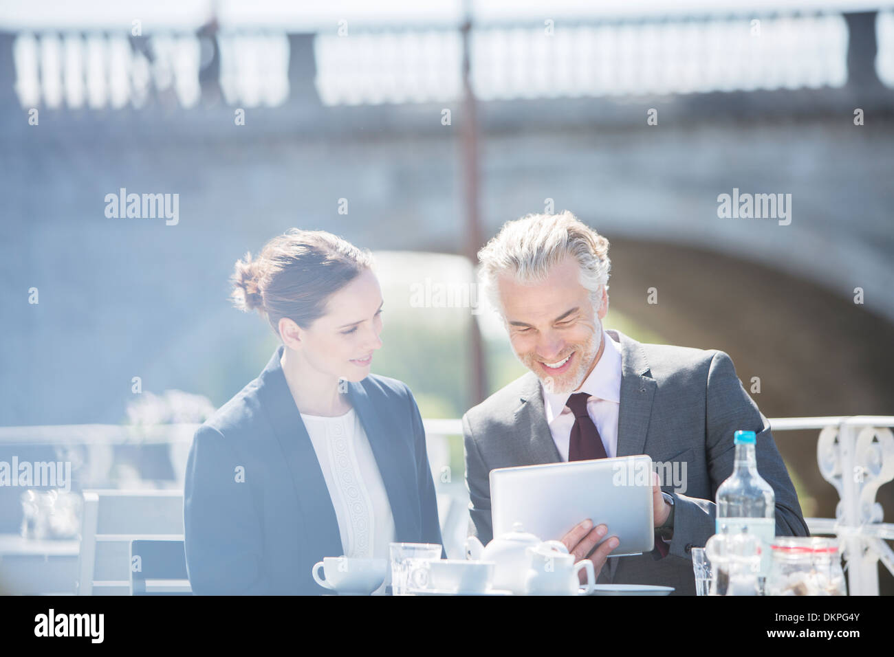 Two business people speak sitting table -Fotos und -Bildmaterial in ...